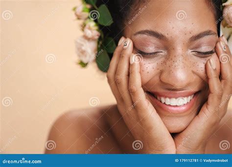 Portrait De Femme à Moitié Nue Afro américaine Avec Des Fleurs Dans Les