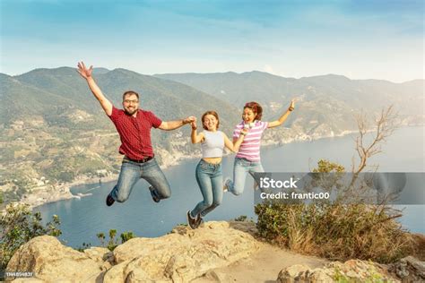 행복 한 세 친구 점프와 이탈리아의 친 퀘 테 르 자연 공원의 해변 리조트에서 재미를 개체 그룹에 대한 스톡 사진 및 기타 이미지 개체 그룹 관광 관광객 Istock
