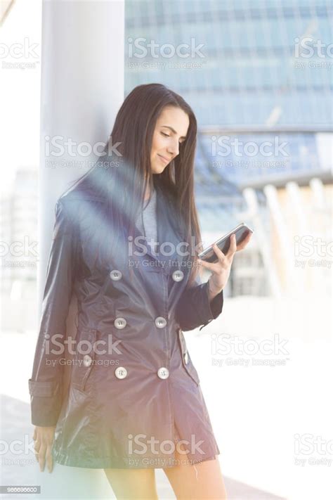 스마트 휴대 전화를 사용 하 여 현대 도시 여자 귀여운에 대한 스톡 사진 및 기타 이미지 귀여운 도시 경관 모던 양식 Istock