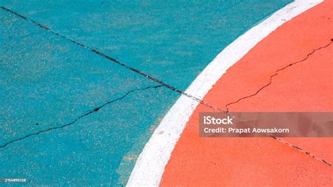야외 풋살 또는 농구 코트 배경의 여러 가지 빛깔의 콘크리트 바닥 표면에 두 개의 균열 라인 텍스처 코트 스포츠 경기장에 대한 스톡 사진 및 기타 이미지 Istock