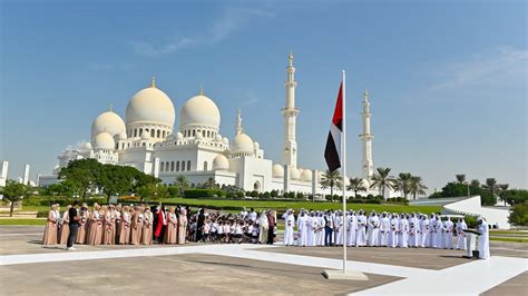 مركز جامع الشيخ زايد الكبير بأبوظبي يحتفي بيوم العَلم Youtube