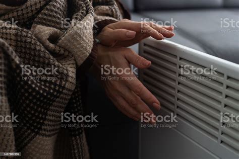 집에서 전기 히터 근처에서 손을 따뜻하게 하는 여자 근접 촬영 가을에 대한 스톡 사진 및 기타 이미지 가을 가정 생활 가정용 장비 Istock