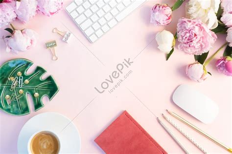 플랫 레이 홈 오피스 작업 공간 프레임 사진에 커피 한 잔과 모란 꽃이 있는 현대적인 키보드