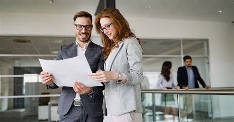 프로젝트 계획을 공동 작업하고 논의하는 전문가 비즈니스 동료 사진 Unsplash의 세르비아 이미지