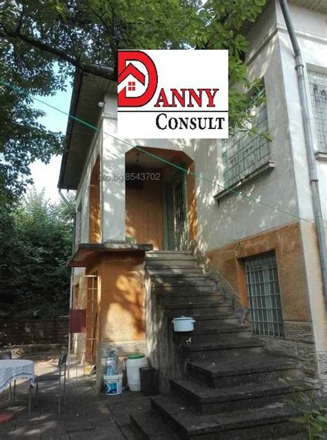 Двуетажна къща с двор в с Дъскот Двуетажна къща 115 кв м РЗП 2000 кв м двор Къщи Вили