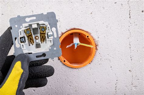 거친 벽에 전기 소켓의 설치 집에서 새로운 전기 네트워크의 설치 라이트 배경 전기공에 대한 스톡 사진 및 기타 이미지 전기공