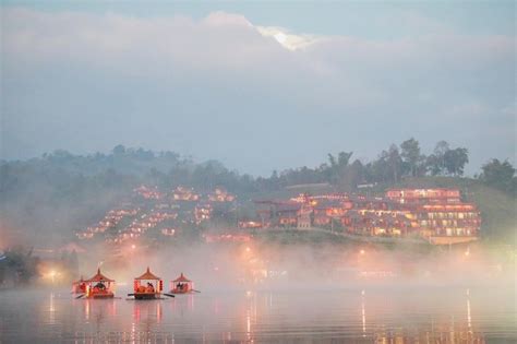 สุดประทับใจ ฝนกลางหนาวเสริมบรรยากาศ “บ้านรักไทย แม่ฮ่องสอน” งามดุจเมืองม่านหมอก ที่พักเต็มยาวแล้ว
