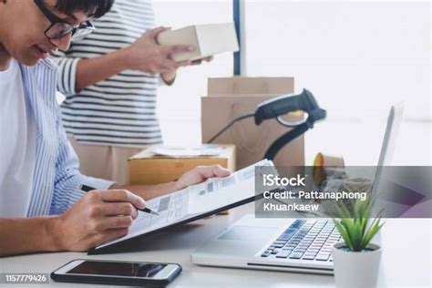 소상공인 배달 서비스 및 작업 포장 상자 우체국에서 고객을 보내기 전에 확인 하는 비즈니스 소유자 작업 주문 선적 온라인 판매 고객에 대한 스톡 사진 및 기타 이미지