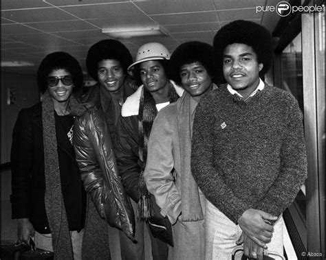 Michael Jackson Au Centre Avec Ses Frères De Gauche à Droite Marlon