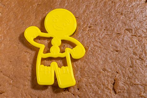 노란 진저브레드 생 진저브레드 반죽을 자르기 위한 남자 모양 집에서 직접 만든 진저 브레드 요리하기 0명에 대한 스톡 사진 및 기타 이미지 Istock