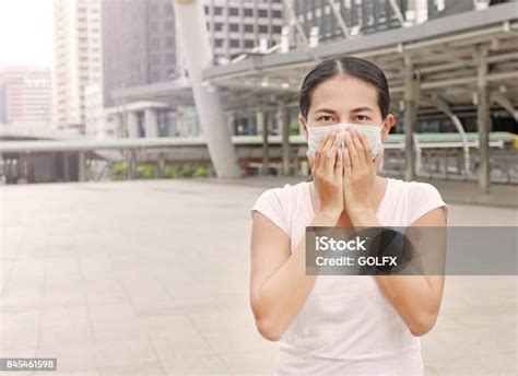 오염 및 공공 지역에서 독감 서 보호 하기 위해 보호 마스크 착용 여자 감기와 독감에 대한 스톡 사진 및 기타 이미지 감기와 독감 건강관리와 의술 건강한 생활방식
