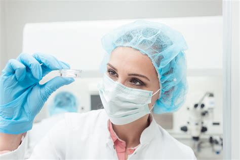 실험실에서 그녀의 최신 생명 공학 실험을 보여주는 여자 과학자 시험관 수정에 대한 스톡 사진 및 기타 이미지 시험관 수정 실험실 과학 실험 Istock