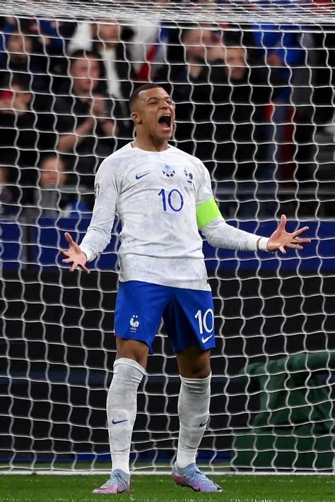 그리즈만 등에 태워준 음바페 주장 완장 차고 2골