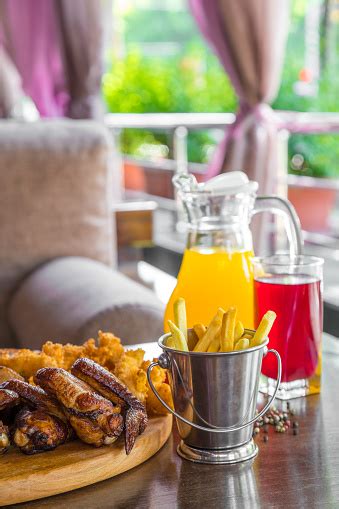 구운 쇠고기 스테이크와 감자 튀김과 여름 베란다의 테이블에 시원한 음료와 함께 여러 맛 있는 불고기 갈비 스테이크에 대한 스톡 사진 및 기타 이미지 Istock