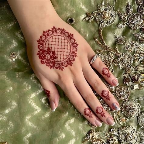 شیک‌ترین ایده‌های طرح حنا فانتزی دخترانه روی دست و پا