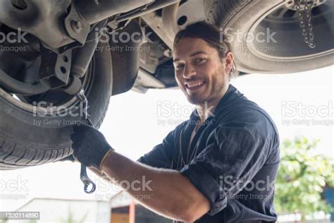 자동 서비스 개념입니다 작업장에서 자동차 정비사 남성 자동차 진단 검사 자동차 자동차 서비스 수리 유지 보수 산업에 대한 스톡