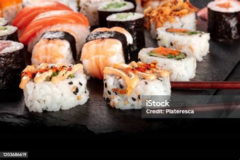 대형 초밥 세트 검은 배경에 젓가락과 복사 공간이 클로즈업 다양한 마키 니기리 롤의 구색 0명에 대한 스톡 사진 및 기타 이미지 Istock