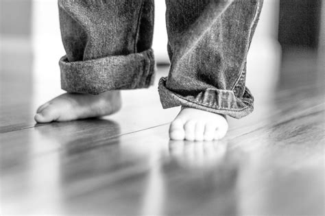 무료 이미지 손 구두 검정색과 흰색 화이트 사진술 다리 봄 색깔 좌석 유행 검은 단색화 닫다 인간의 몸 신발류 감각 흑백 사진 인간 위치