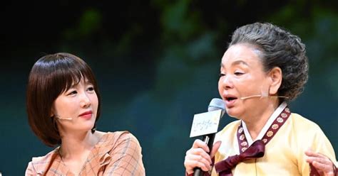 [사진]친정엄마 바라보는 김고은