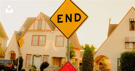 길가에 있는 노란색 끝 표지판 사진 Unsplash의 무료 카 이미지