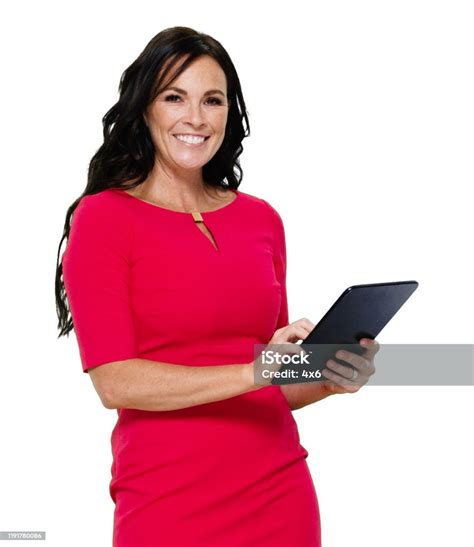 전면보기 카메라를보고 1 인 허리까지 성인 아름다운 검은 머리 긴 머리 백인 여성 젊은 여성이 웃고 행복 쾌활 웃음 학습 멋진 태도와 만지는 드레스를 입고 서있는 초상화