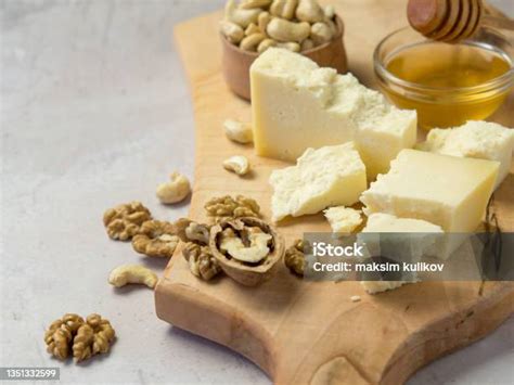 가벼운 질감의 배경에 꿀과 견과류와 함께 제공되는 농장 치즈 복사 공간 0명에 대한 스톡 사진 및 기타 이미지 0명 건강한 식생활 농장 Istock