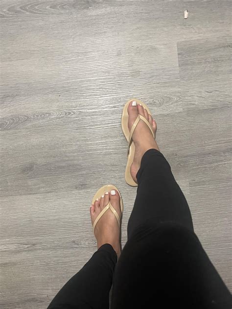 Name A Better Combo Than Leggings And Flip Flops Rfemaleflipflops