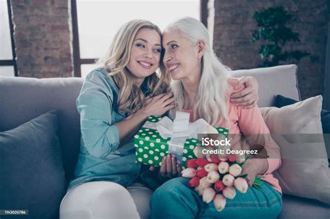 클로즈업 사진 두 사람 그녀는 그녀의 숙 녀 할머니 손자를 방문 생일 파티 모델명 신선한 꽃을 너무 기 뻐 포옹 껴 안고 캐주얼