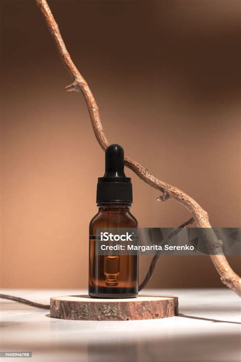 화장품 오일 필수 또는 혈청이 든 유리 스포이드 병은 가지가 있는 파스텔 배경에 서 있습니다 초본 동종 요법 제품 천연 유기농 스파 화장품 갈색에 대한 스톡 사진 및 기타