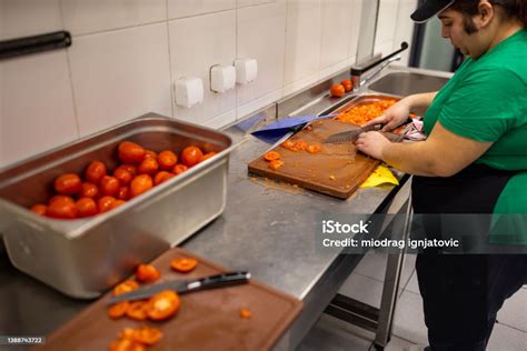 패스트 푸드 레스토랑 주방에서 토마토를 자르는 인식 할 수없는 여성 요리사 20 24세에 대한 스톡 사진 및 기타 이미지 20 24세 25 29세 Comfort