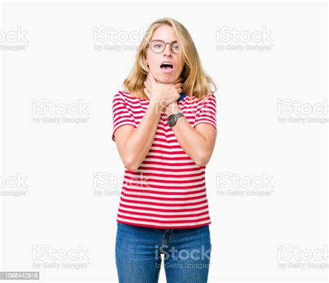 아름 다운 젊은 여자 입고 안경 이상 배경 소리를 격리 하 고 질 식 때문에 고통 스러운 목을 건강 문제입니다 질 식 자살 개념 T 셔츠에 대한 스톡 사진 및 기타 이미지