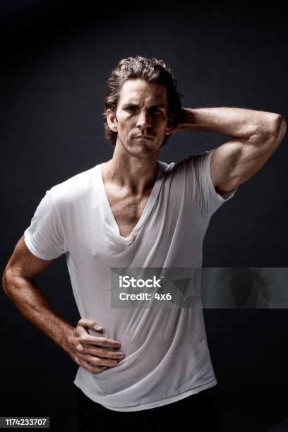 3039세 성인 잘생긴 남자의 카메라를 바라보는 남자 만 허리 정면 갈색 머리 긴 머리 백인 남성 젊은 남자 앞서 T 셔츠 셔츠 청바지 바지 시원한 태도 30 34세에 대한