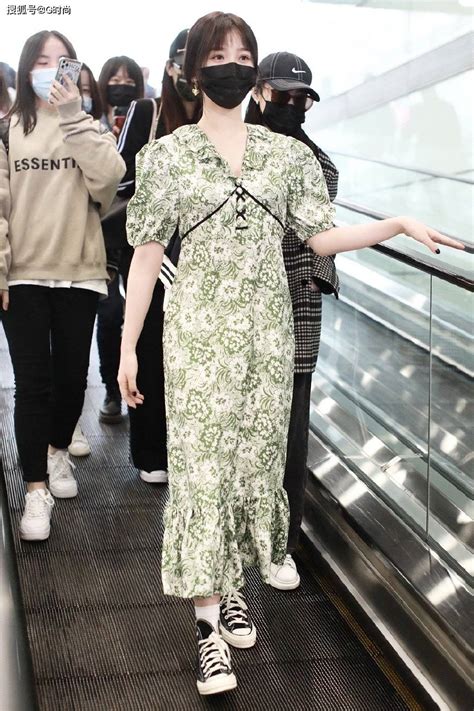 虞书欣身穿绿色花朵连衣裙搭配帆布鞋俏皮可爱 搜狐大视野 搜狐新闻