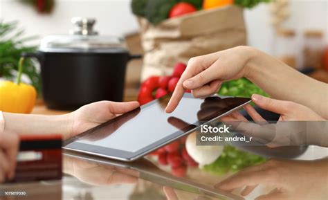 태블릿 또는 터치 패드를 사용 하 여 인간의 손의 클로즈업 부엌에 두 여자입니다 요리 우정 또는 온라인 쇼핑 개념 가까운에 대한 스톡 사진 및 기타 이미지 Istock