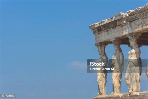 화창한 여름날 그리스 아테네의 유명한 관광 명소인 아크로폴리스 언덕에 있는 고대 에레크테이온 사원의 카야티드 건축물 사진 이미지에 대한 스톡 사진 및 기타 이미지 Istock