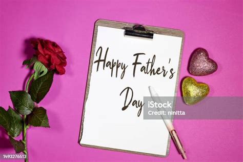빨간 장미 꽃과 분홍색 배경에 반짝이는 하트가 있는 클립보드에 있는 해피 아버지의 날 0명에 대한 스톡 사진 및 기타 이미지 0명 개념 개념과 주제 Istock