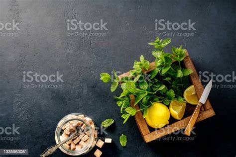 레몬과 지팡이 설탕 큐브어두운 콘크리트 배경에 나무 상자에 신선한 민트 민트와 민트 잎의 무리의 최고 보기 디자인공간을 복사합니다 목재 재료에 대한 스톡 사진 및 기타