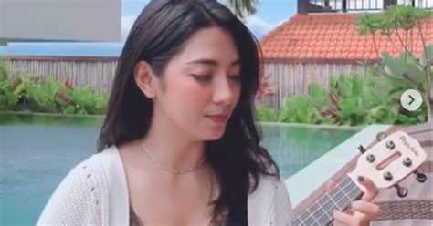 Bikin Gagal Fokus! Intip Dinda Kirana Main Ukulele di Kolam Renang