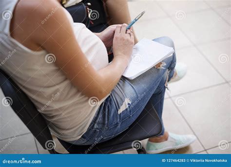 Dziewczyna Bierze Notatki W Notatniku Obraz Stock Obraz Z O Onej Z Klinika Lekcja