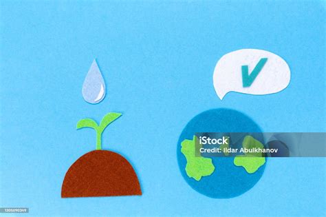 세계 물의 날 펠트 물 방울 행성 지구와 식물 새싹 토양에서 잘라 파란색 배경입니다 공간을 복사합니다 환경 보호의 개념 개념에 대한 스톡 사진 및 기타 이미지 Istock