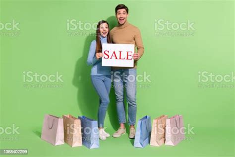 흥분 미친 사람들의 사진 판매 플래카드 Omg 쇼핑객 반응 착용 캐주얼 의상 고립 된 녹색 색상 배경을 개최 2명에 대한 스톡 사진 및 기타 이미지 Istock