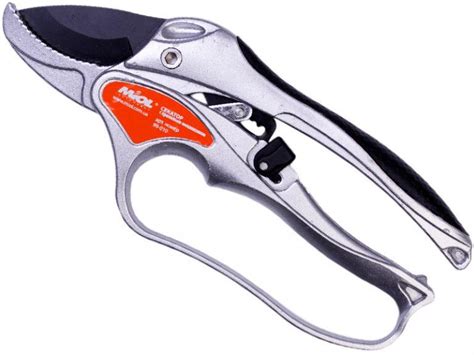 О секаторах: садовых Самурай, Центроинструмент, Raco, Зубр, Black Decker
