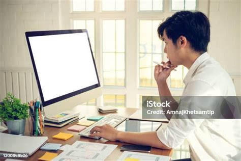 모의 휴대 전화에 대한 컴퓨터 및 노트북 계획 응용 프로그램을 가진 디자이너 남자 Ux Ui 디자이너 컨셉 컴퓨터 언어에 대한