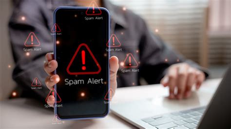 모바일 사이버 보안 피싱 위협 사기 탐지 및 디지털 안전 인식을 나타내는 여러 개의 빨간색 스팸 경고 아이콘이 화면에 표시되는