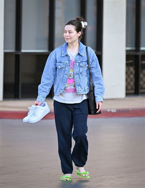 The Best Miranda Cosgrove Feet Pictures 🤩 The Best Miranda Cosgrove Feet Pictures 🤩