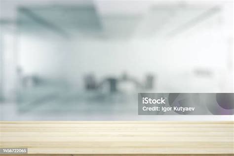 밝은 햇볕이 잘 드는 가구가 비치된 회의실이 있는 빈 나무 사무실 테이블 조롱 모션블러에 대한 스톡 사진 및 기타 이미지 모션블러 배경 주제 서재 Istock