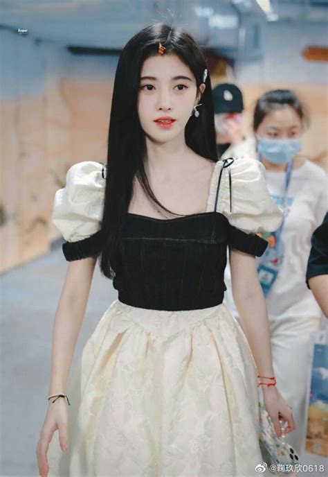 ปักพินโดย Ruan Ying Shu ใน Cúc Tịnh Y 鞠婧祎 สวย คู่รัก