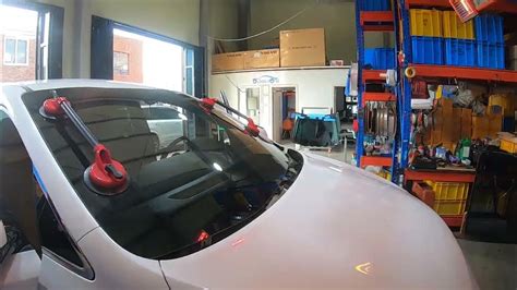 기아자동차 올뉴 카니발 앞유리 돌빵 크랙으로 파손된 전면유리교체 수리이후 출고전 자동열처리 경화건조 영상입니다 이외의 유리복원 썬팅 하이패스룸미러 설치 정보등을