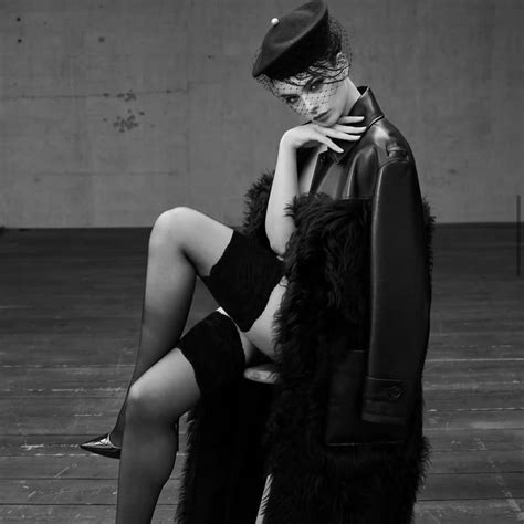 Дочка Касселя й Беллуччі постала на чб в мереживних панчохах і прозорому комбінезоні Афіша