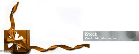 흰색 배경에 활과 리본이있는 갈색 선물 상자 고립 된 이미지 0명에 대한 스톡 사진 및 기타 이미지 0명 3월 8 Istock